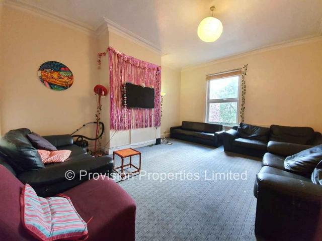 6 bedroom terraced house to rent