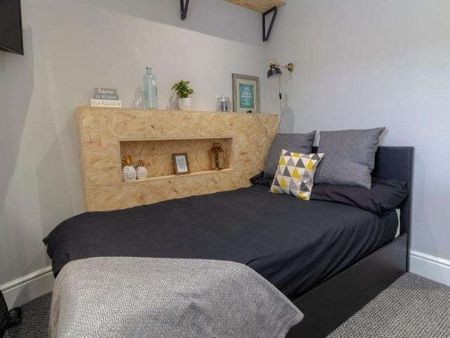 6 bedroom terraced house to rent