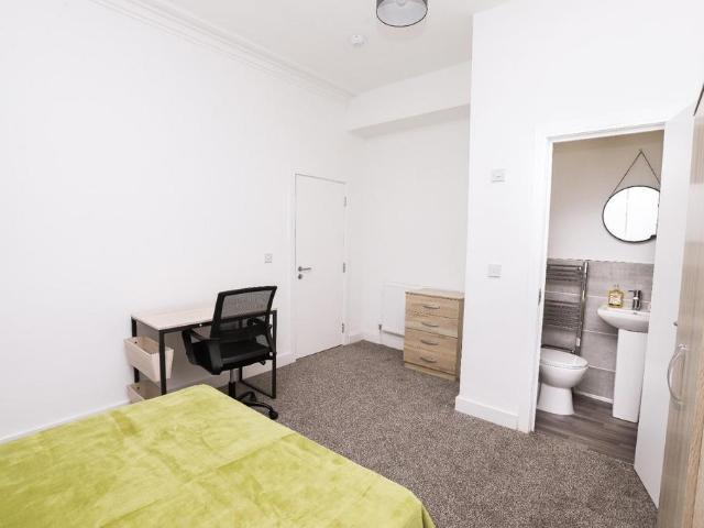 6 bedroom terraced house to rent