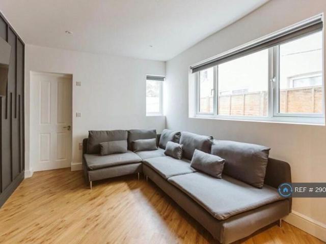 6 bedroom terraced house to rent