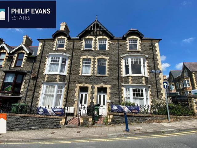 6 bedroom terraced house to rent