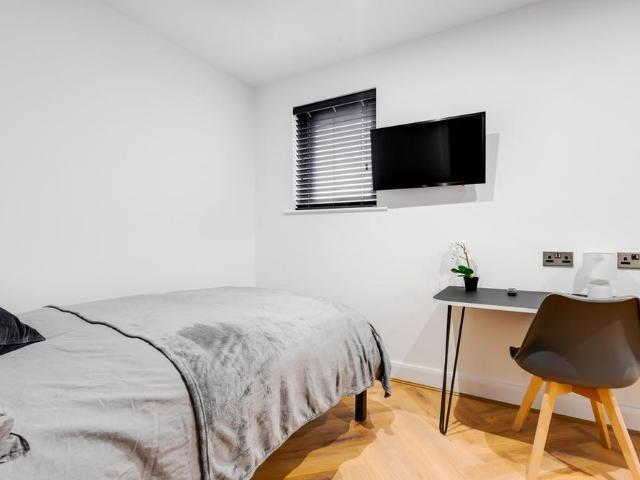6 bedroom terraced house to rent