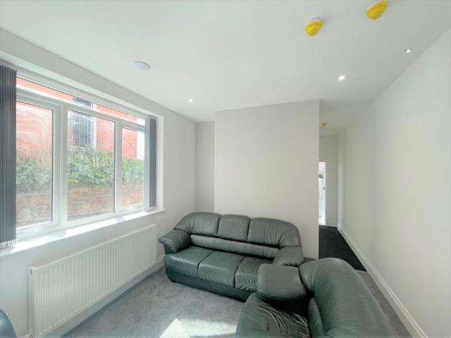 6 bedroom terraced house to rent