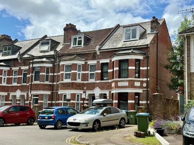 6 bedroom terraced house to rent