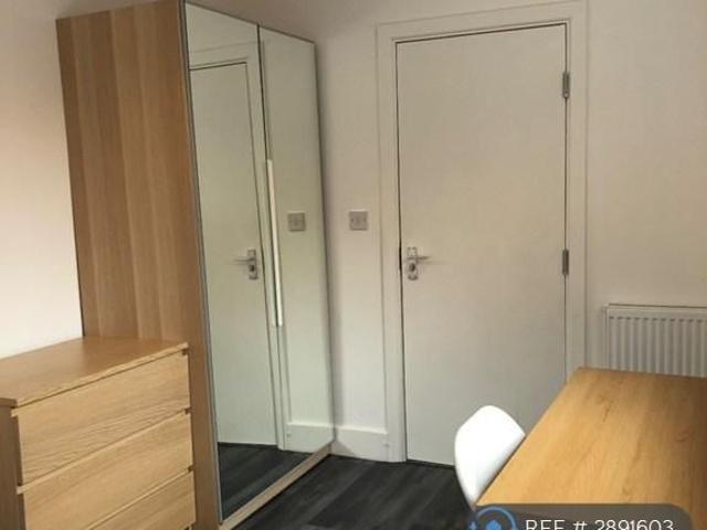 6 bedroom terraced house to rent