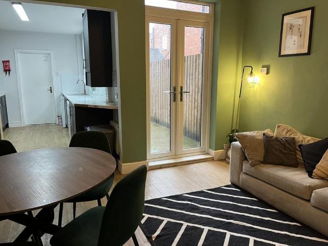 6 bedroom terraced house to rent
