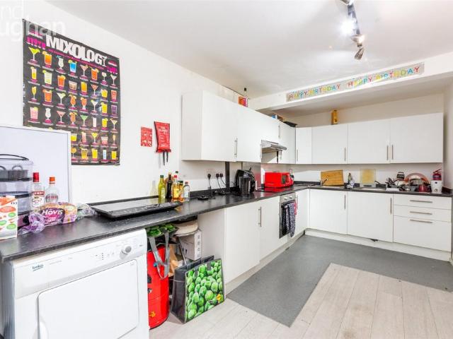 6 bedroom terraced house to rent