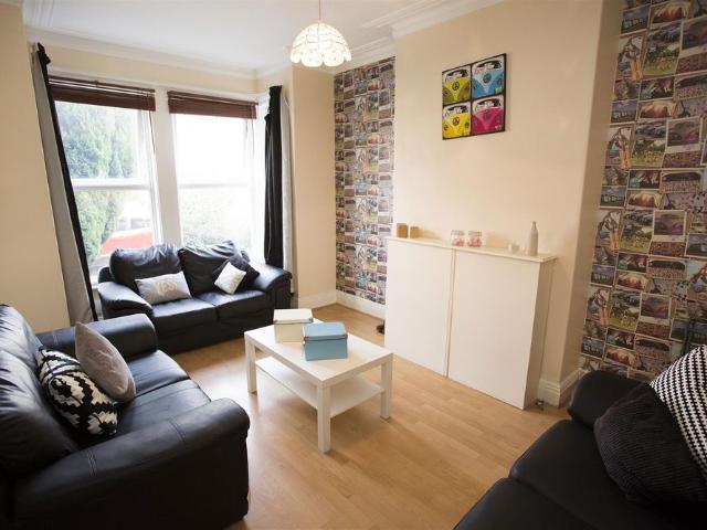 6 bedroom terraced house to rent