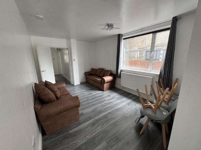 6 bedroom terraced house to rent
