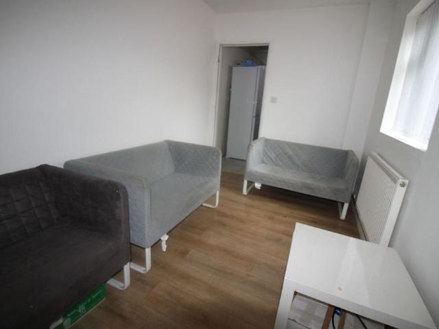 6 bedroom terraced house to rent