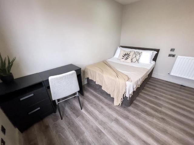 6 bedroom terraced house to rent