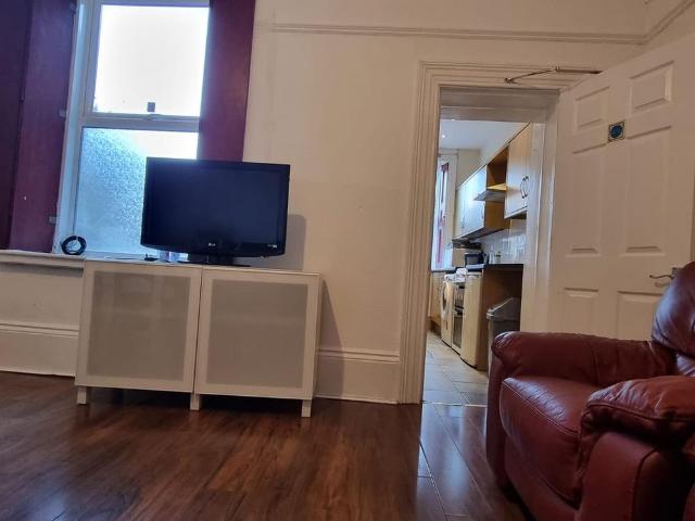 6 bedroom terraced house to rent