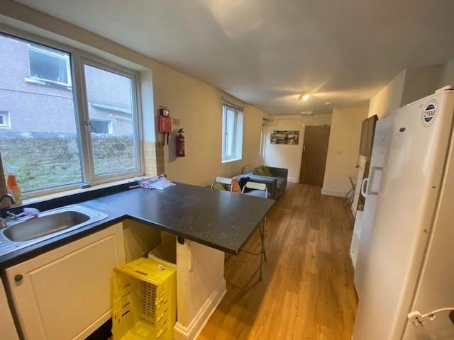6 bedroom terraced house to rent