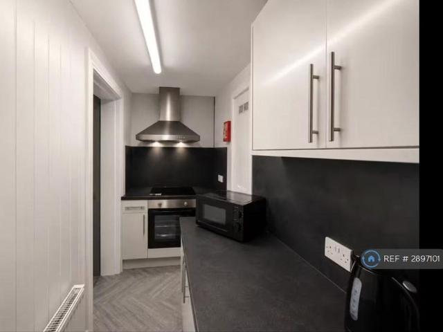 6 bedroom terraced house to rent