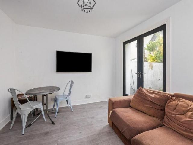6 bedroom terraced house to rent