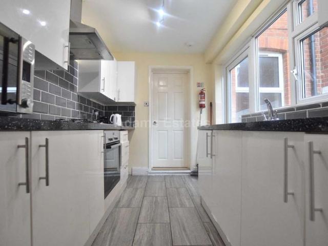 6 bedroom terraced house to rent
