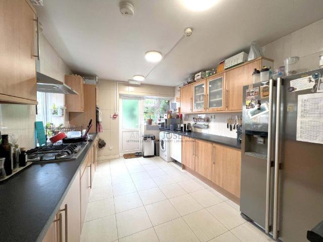 6 Bedroom Terraced To Rent