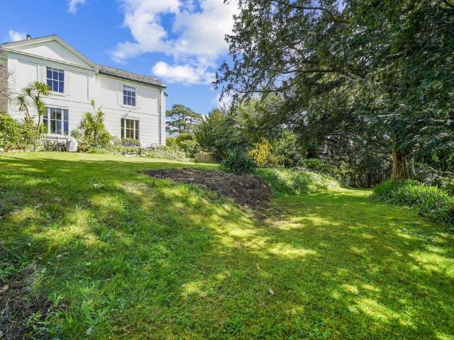 6 bedroom villa for sale