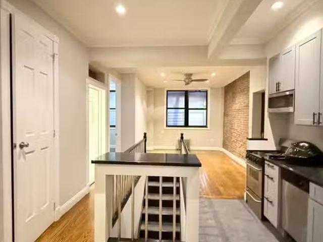 6 Bedrooms at 334 East 100th Street for $5,995 by Stanislav Ko.