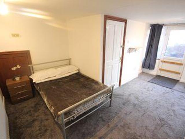 6 Bedrooms End terrace house for rent in Knowle Avenue, Burley, Leeds LS4