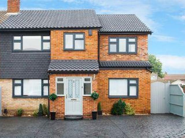 6 Bedrooms End terrace house for sale in Davies Close, Rainham RM13