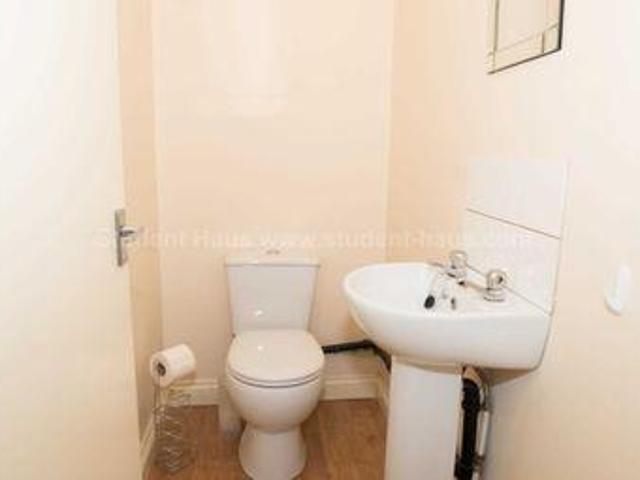6 Bedrooms for rent in Fitzwarren Street, Salford M6