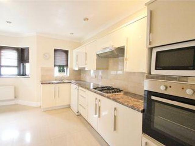 6 Bedrooms for rent in Lyndhurst Gardens, London N3