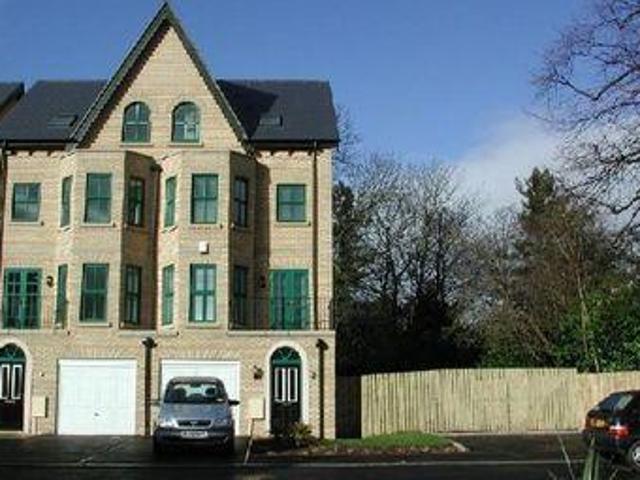 6 Bedrooms for rent in Schuster Road, Victoria Park, Manchester M14