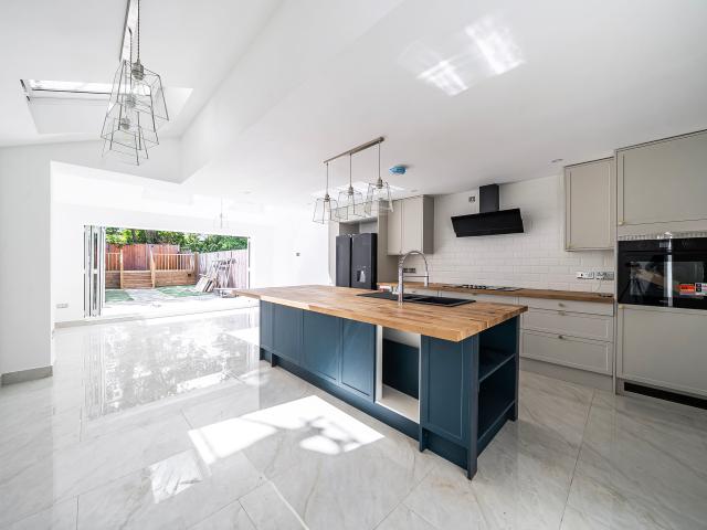 6 Bedrooms House for Rent in Wightman Road, N4 | Foxtons