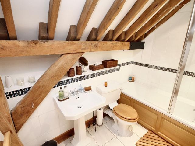 6 Bedrooms House For Sale and To Let