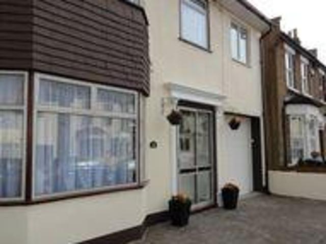 6 Bedrooms Semi detached house for rent in Kenneth Road, Dagenham RM6