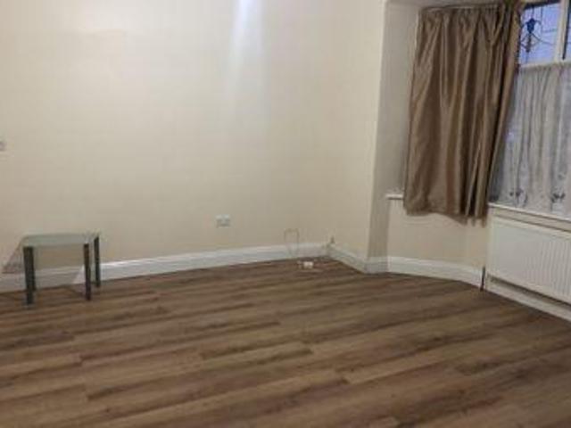 6 Bedrooms Terraced house for rent in Eastern Avenue, Newbury Park, Essex IG2