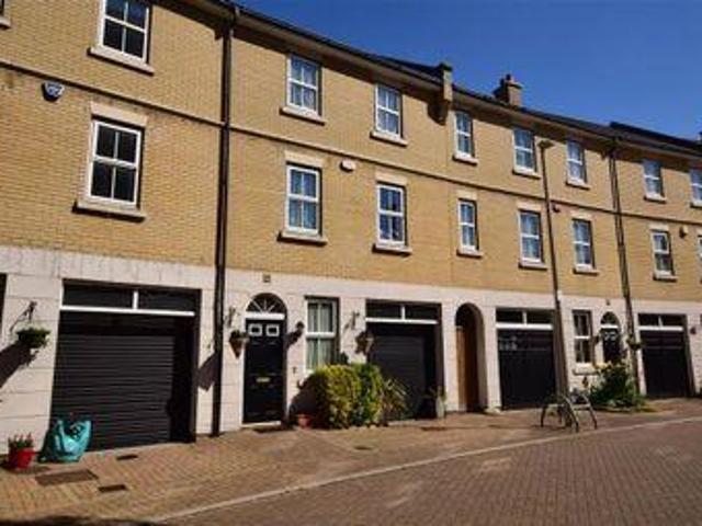 6 Bedrooms Town house for sale in Monarch Way, Newbury Park, Ilford, Essex IG2