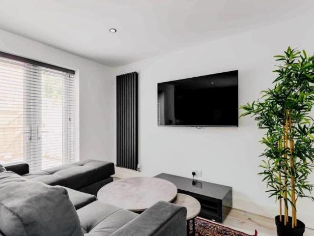 6 Beds 3 Baths