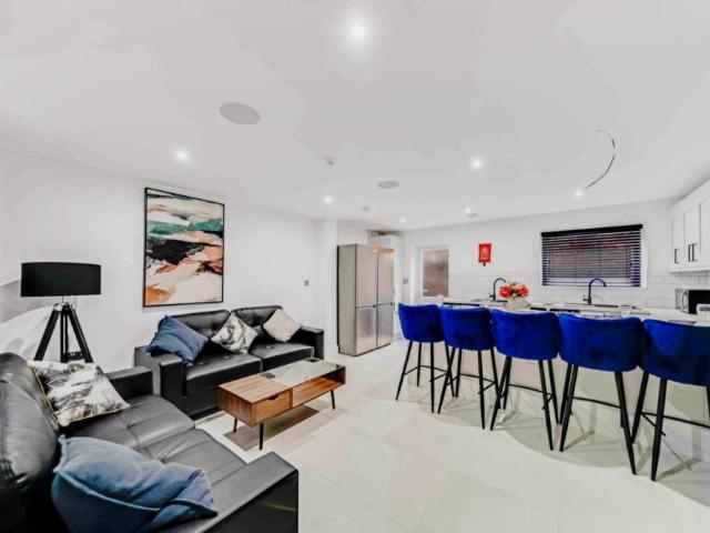 6 Beds 3 Baths