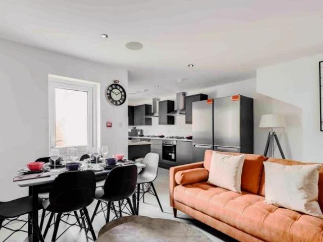 6 Beds 2 Baths