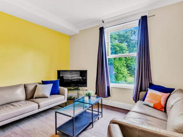 6 Beds 2 Baths