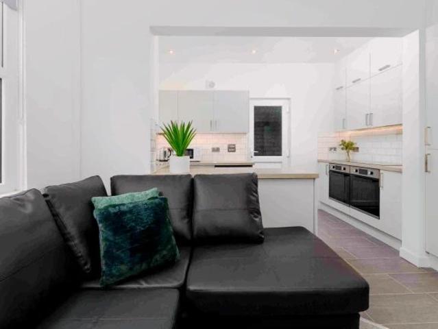 6 Beds 2 Baths