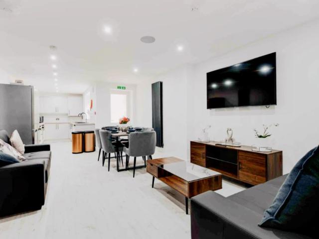 6 Beds 4 Baths