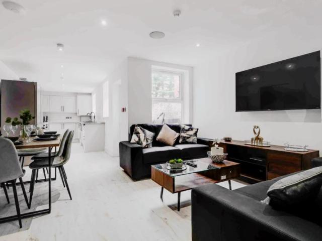 6 Beds 4 Baths