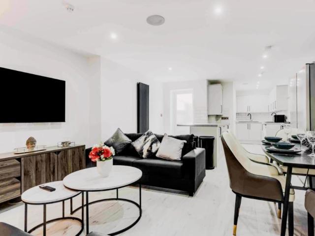 6 Beds 4 Baths