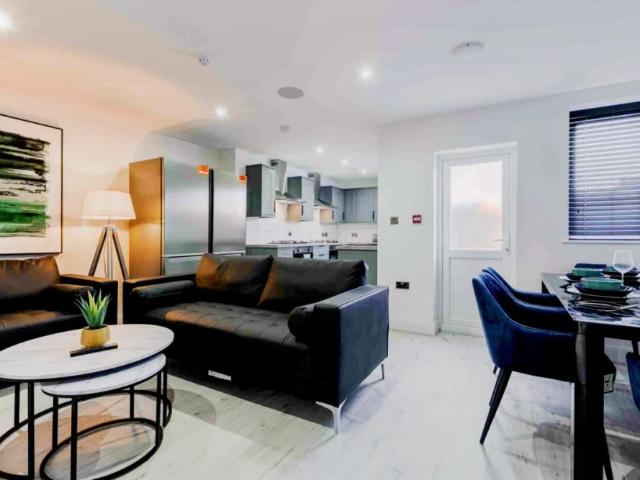 6 Beds 5 Baths