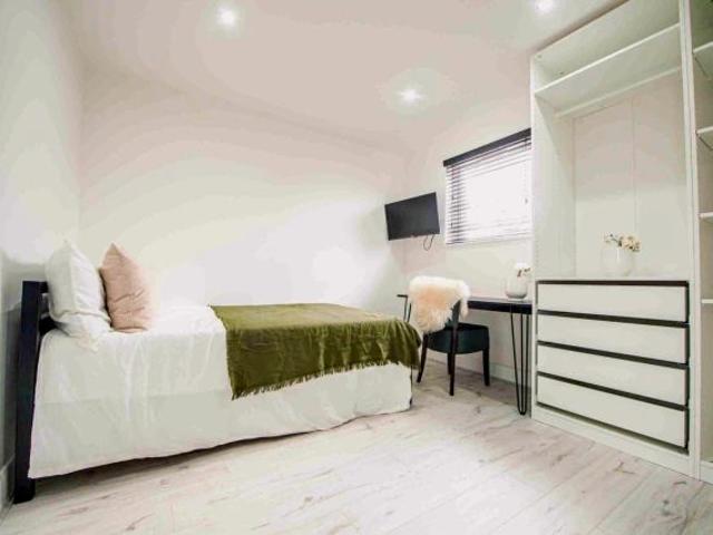 6 Beds 5 Baths