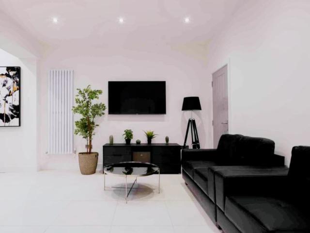 6 Beds 6 Baths