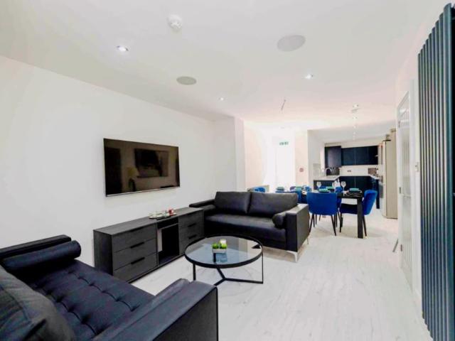 6 Beds 6 Baths