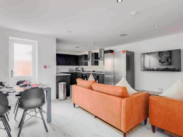 6 Beds 6 Baths