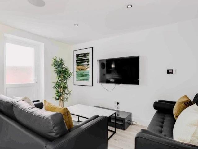6 Beds 6 Baths