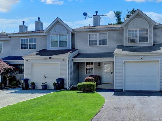 6 Beech St, Central Islip, NY 11722
