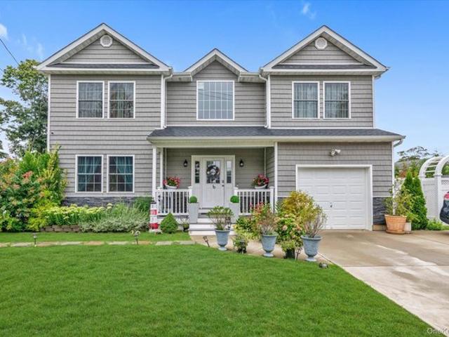 6 Belmont Ct, Amityville, NY 11701