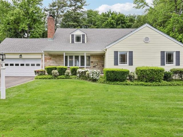 6 Berry Ln, Glen Cove, NY 11542